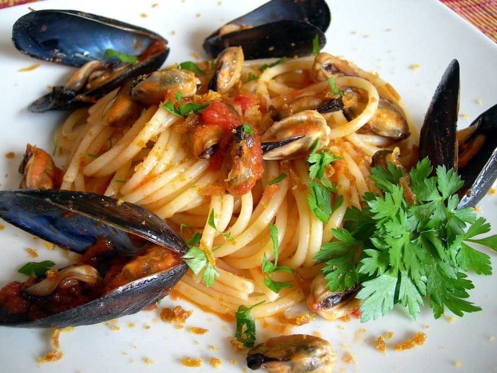 Spaghetti con le cozze alla tarantina con passaggio sardo - Cosa ti ...